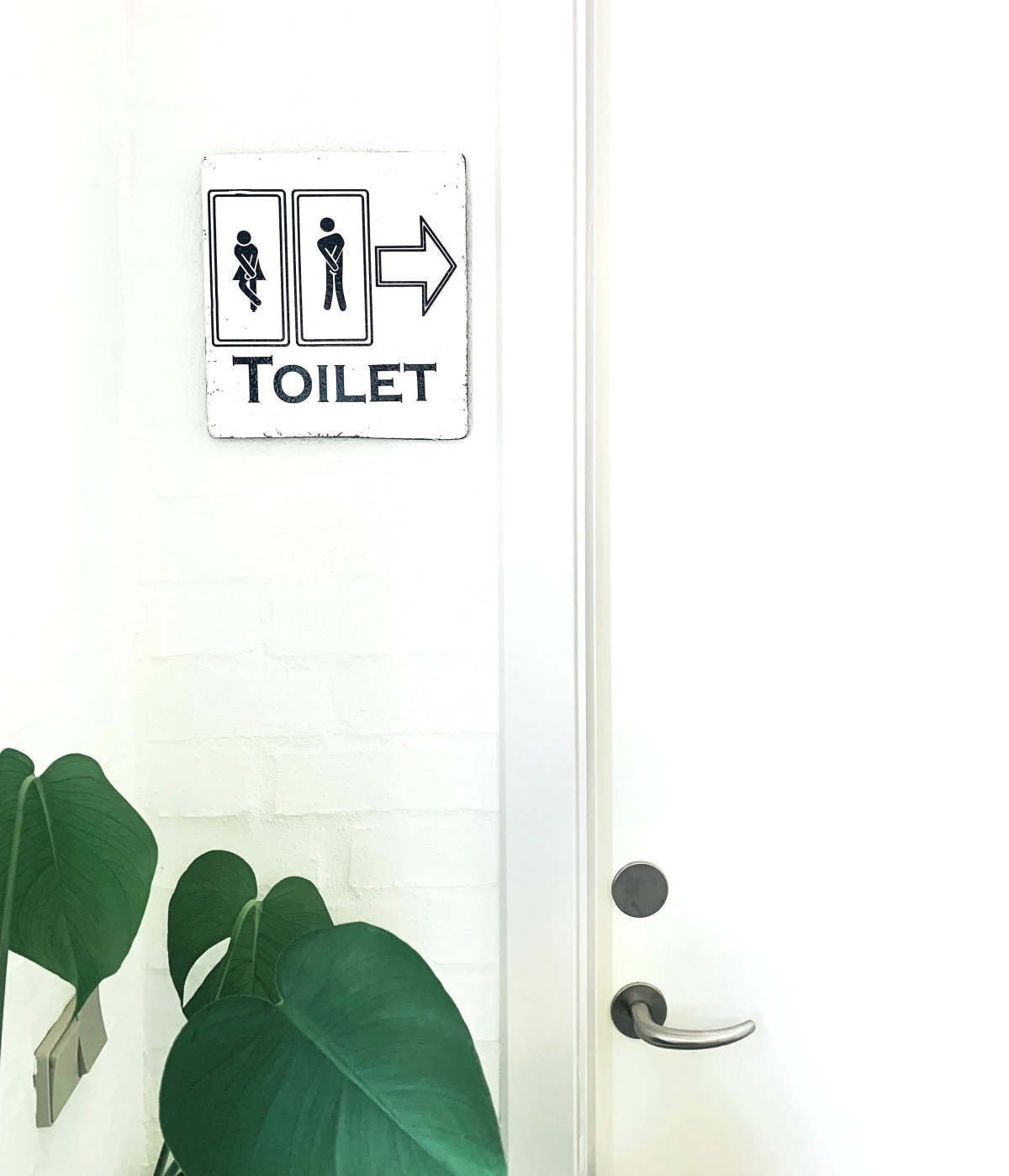 Skilt "Toilet" sort/hvid m. pil - Skilte og ophæng - www.hellesbettebiks.dk